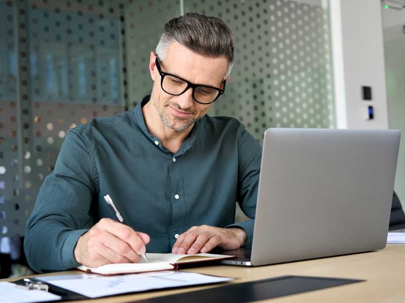 ¿Cuál es la diferencia entre un máster y una maestría? | Blog UVM